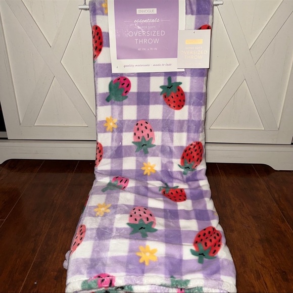 Envogue | Bedding | Envogue Checkered Strawberry Plush Throw Blanket ...